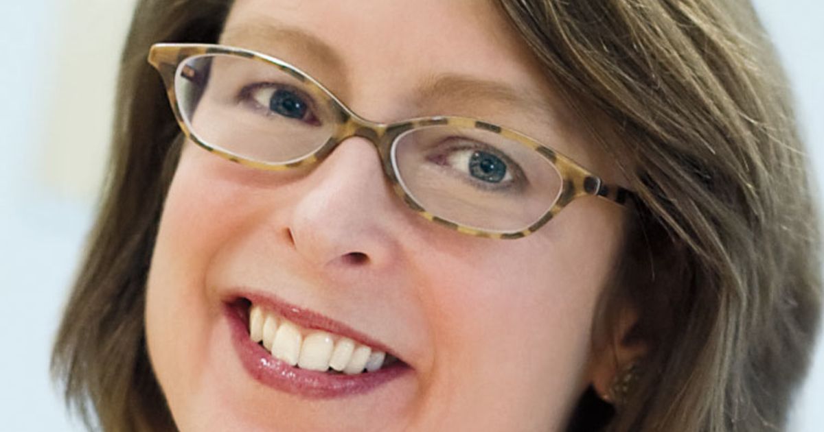 Abigail Johnson succeeds father as CEO of Fidelity Investments ...