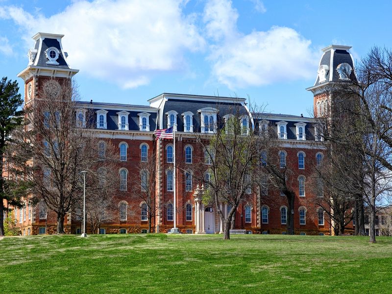 University of Arkansas tops benchmark with 2.9% return