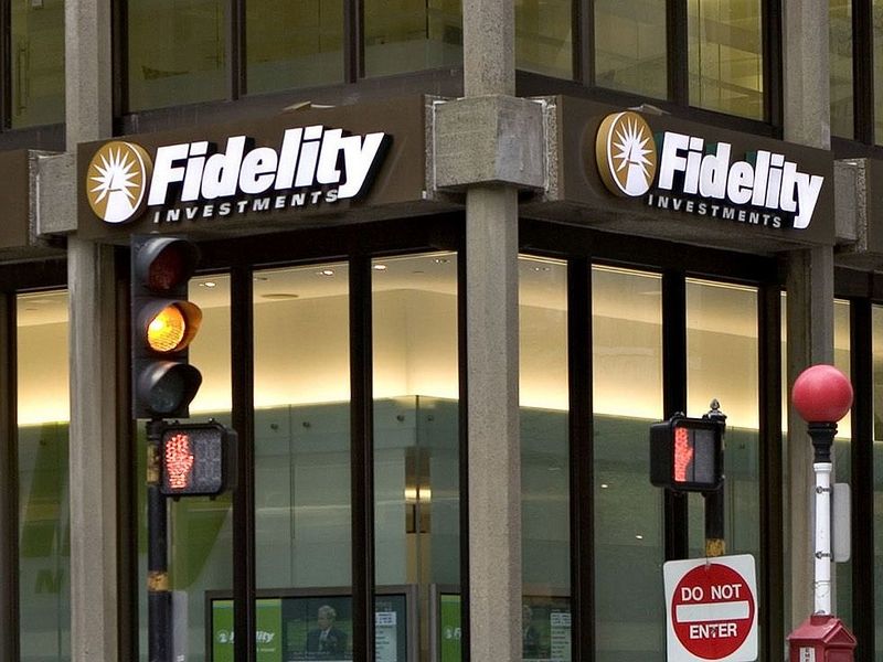 Fidelity cuts target-date asset threshold for lower fees